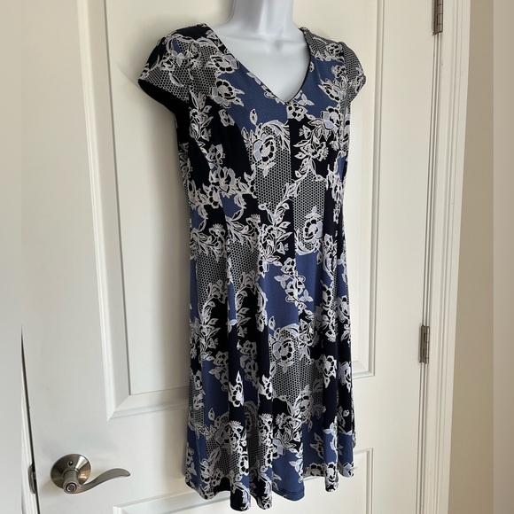 Sandra Darren | Dresses | Sandra Darren Blue And White Floral Dress ...